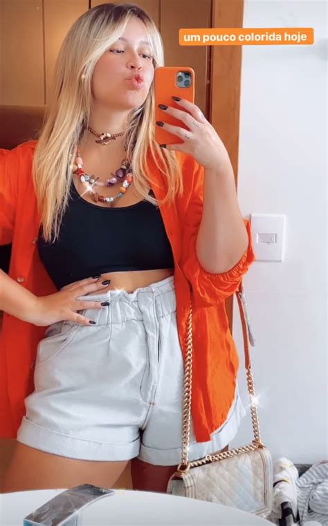 Foto Marília Mendonça roubou a cena ao posar de short e cropped e