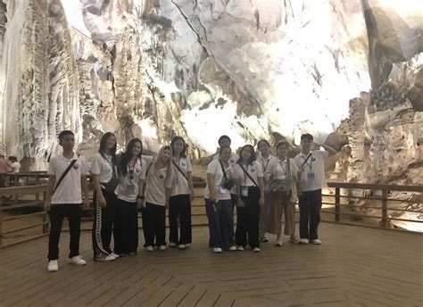 Kiều bào trẻ khám phá vẻ đẹp diệu kỳ của động Phong Nha