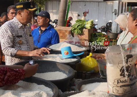 Sidak Pasar Pj Bupati Jepara Pastikan Harga Dan Stok Sembako Tetap Stabil