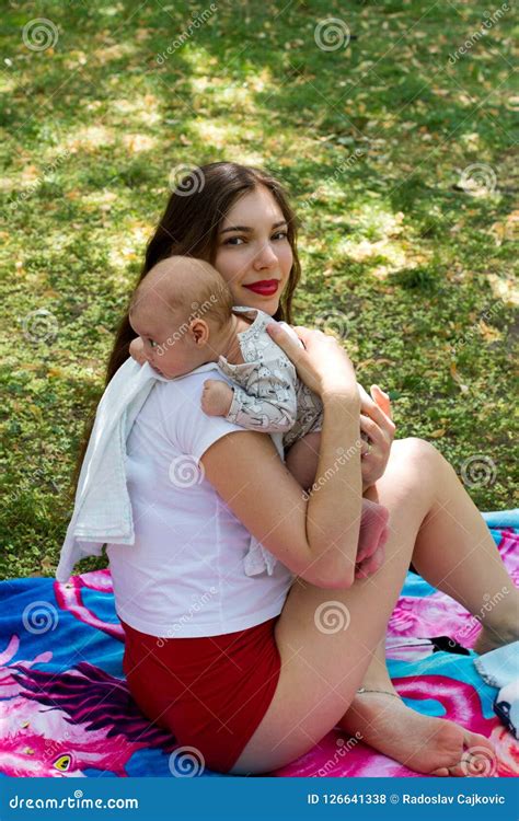 Hei E Mutter Und Ein Nettes Baby Im Park Junge Dame Und Neue Mutter