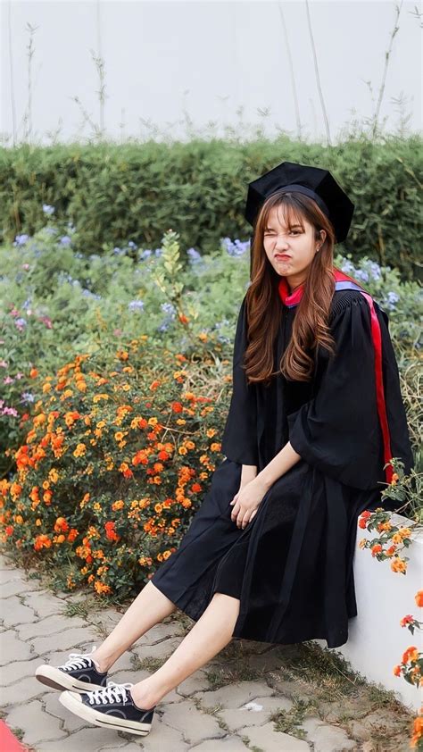 Graduation Picture Poses Graduation Photoshoot Grad Pics Graduation