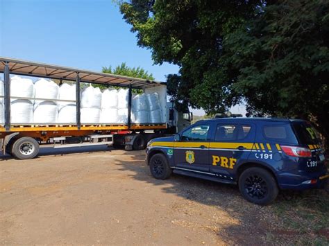 PRF flagra carreta transportando mais de 14 toneladas de café sem