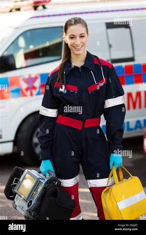 Ambulancier Femme Banque De Photographies Et Dimages Haute