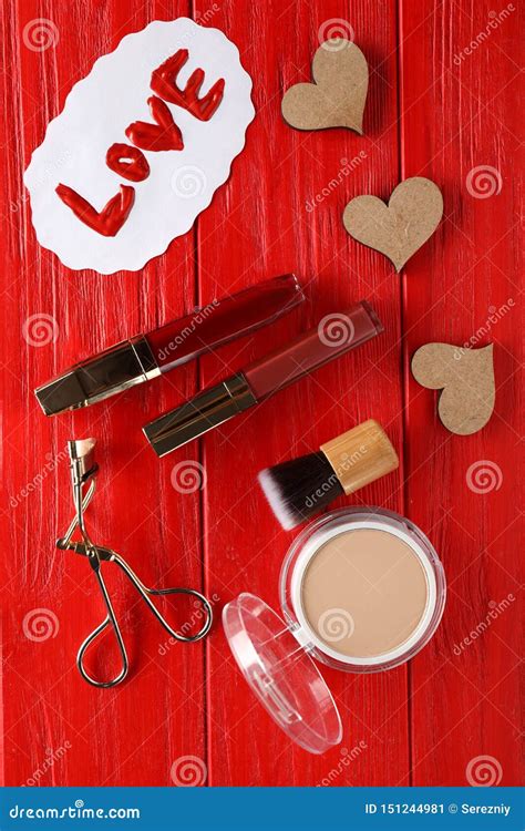 Fije De Cosméticos Con La Palabra AMOR En Fondo De Madera Del Color