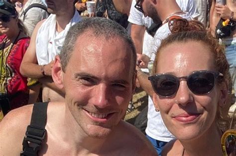 Diners Left Speechless As Couple Sit Down For Meal At Pub While Fully