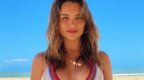 Rafa Kalimann usa biquíni e mostra bronze em dia de sol