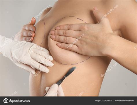 Femme Nue Médecin Avec Lancette Sur Fond Gris Concept D augmentation