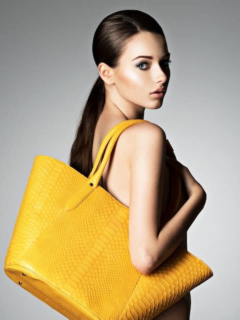 Free Photo Beautiful Naked Woman Holds Fashion Handbag Posing At Studio