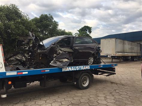 Homem Fica Ferido Ap S Bater Carro Contra Muro E Capotar Em Avenida De