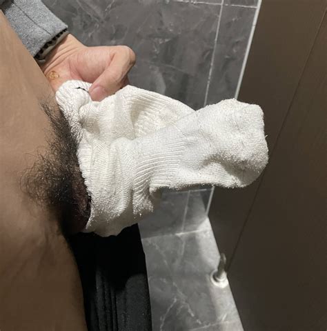 HHugo出yw互推 on Twitter 篮球直男室友的白袜 套在鸡巴上撸 把鸡巴变成白袜鸡 最后射在白袜上 看着他穿我射过的白袜