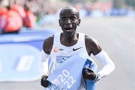 Kipchoge Loopt Opnieuw Wereldrecord Mede Dankzij Ingenieuze Zolen