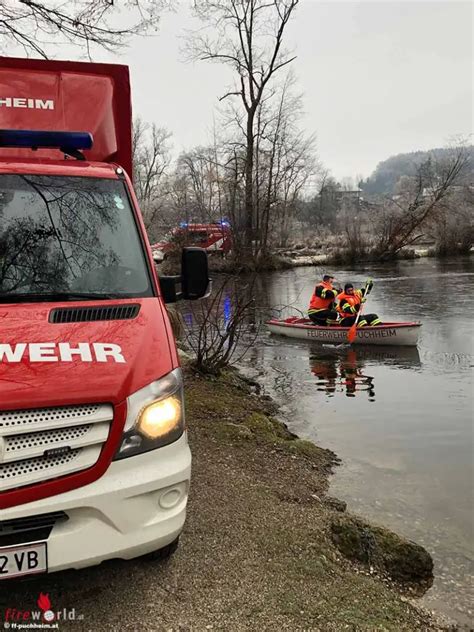 Oö Feuerwehr befreit festgefrorene Ente Fireworld at