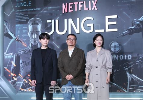 포토Q 류경수 연상호 감독 김현주 영화 정이 의 주역들 함께 스포츠Q 큐