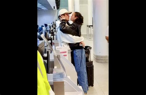 Foto Bruna Marquezine e João Guilherme trocam beijos no que parece ser