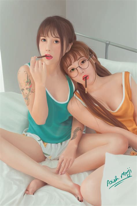 배경 화면 관절 피부 헤어 스타일 어깨 팔 입 표정 근육 위로 인간의 몸 반바지 대퇴골 무릎 행복