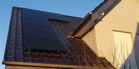Solaranlage auf beiden Seiten des Satteldaches mit über 60 Modulen