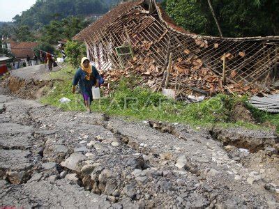 PERGERAKAN TANAH CIGINTUNG ANTARA Foto
