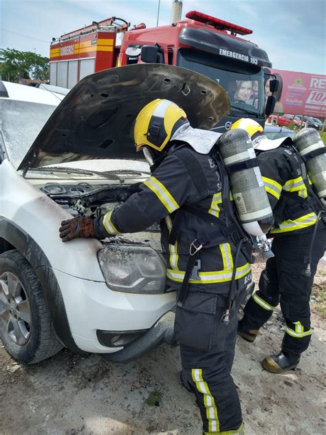 Carro pega fogo e populares ajudam a extinguir as chamas Segurança