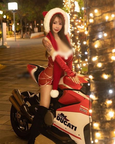 Hot girl siêu vòng 1 diện đồ Noel gây sốt vì quá xinh đẹp