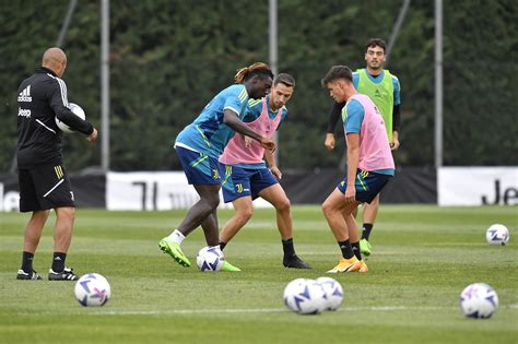 La Juve Si Allena Allegri Sereno Tra Sorrisi E Palleggi