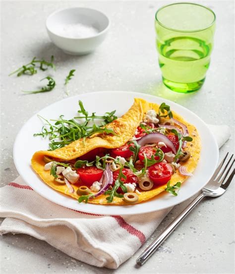 Omelette mit Tomaten Feta Käse Zwiebeln und Rucola gesundes Keto Diät