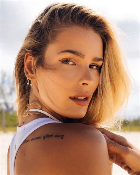 Ego Yasmin Brunet Mostra Corp O Ao Fazer Topless Na Praia Not Cias