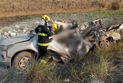 Motorista morre após perder controle da direção e caminhonete capotar