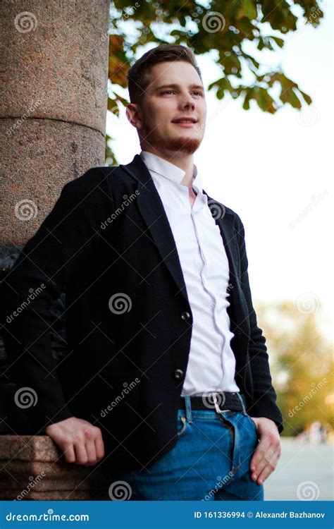 Hombre Con Camisa Blanca Y Chaqueta Negra Foto De Archivo Imagen De