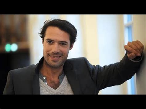 Nicolas Bedos rend hommage à son père Guy Bedos et partage une photo de