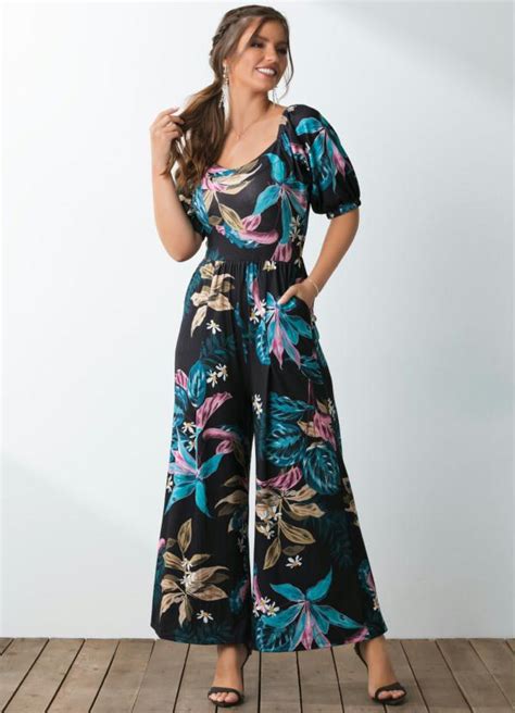 Macacão Floral Preto Decote Quadrado e Bolsos Quintess