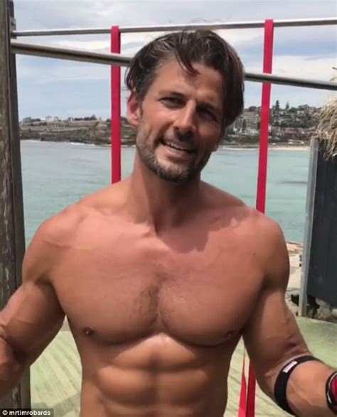 The Bachelor S Tim Robards Flaunts His Bulging Biceps As He Makes Pizza