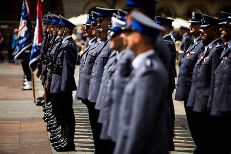 Ile zarabia policjant Zarobki wg stanowisk 2019 Głos Wielkopolski