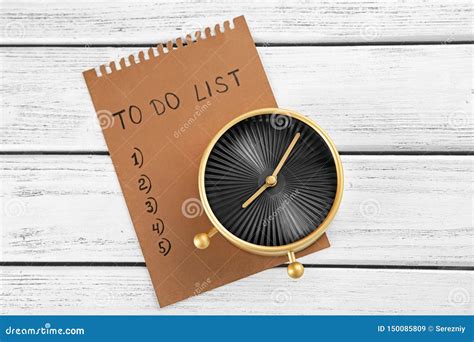 Despertador Lista De Afazeres No Fundo De Madeira Conceito Da Gest