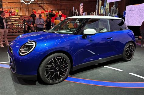 Neuer MINI J01 Live Fotos Zeigen Cooper SE In Blazing Blue