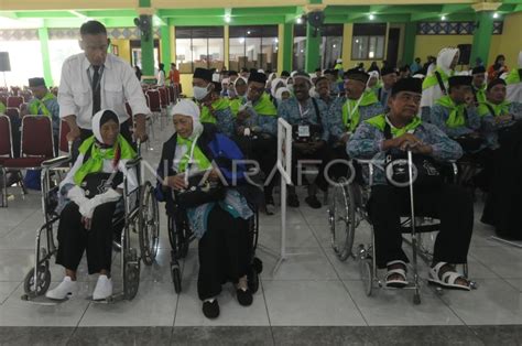 Pemberangkatan Jamaah Calon Haji Embarkasi Solo ANTARA Foto