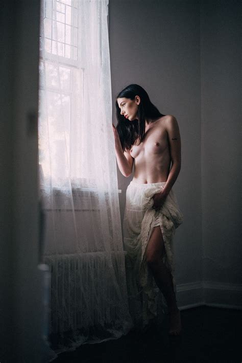 Sarah Nicole Harvey modelo desnuda con tetas pequeñas ByteSexy