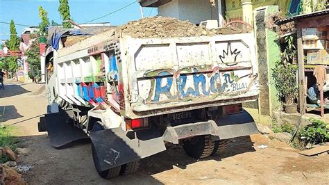 Mobil Dump Truk Bongkar Muatan Pasir Batu Di Lorong Sempit Youtube