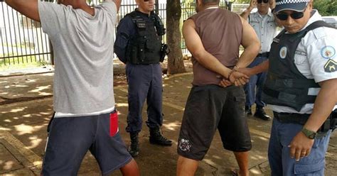 G1 Homens pulam muro para furtar cabo de energia e fogem de carroça