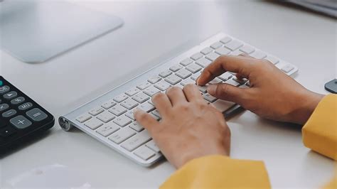 Los Hombres De Negocios Calculan Los Ingresos Y Gastos Y Analizan Los