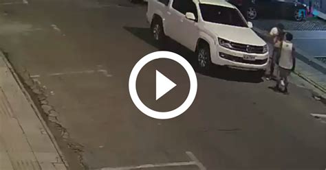 V Deo C Meras Flagram Momento Em Que Homem Esfaqueado Por Garota De