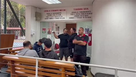 V Deo S Cios Do S O Paulo Fazem Fila Para Comprar Ingresso Para Final