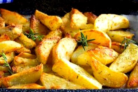 Batata assada no forno super crocante feito para você se deliciar