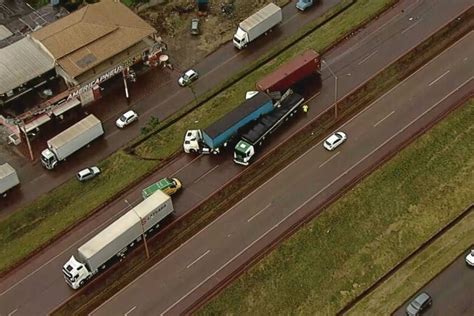 Br Acidente Entre Tr S Carretas E Um Carro Deixa Um Morto