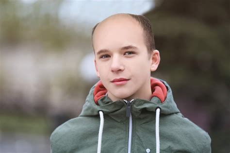 Um Lter Auszusehen Immer Mehr Teenager Rasieren Sich Eine Halbglatze