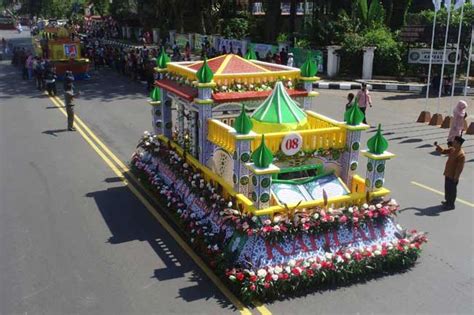 Puluhan Mobil Hias Pawai Taaruf STQ Nasional Ke 25 Milenial