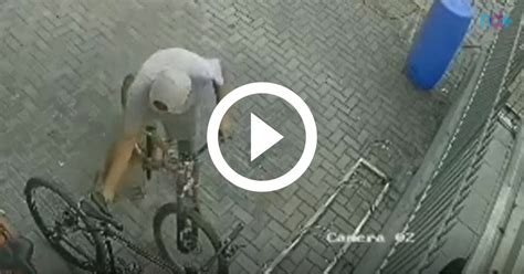 VÍDEO Câmera de segurança flagra momento em que homem furta item