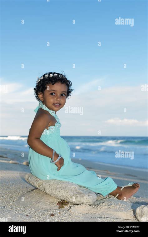 Little girl beach black and white Banque de photographies et dimages à