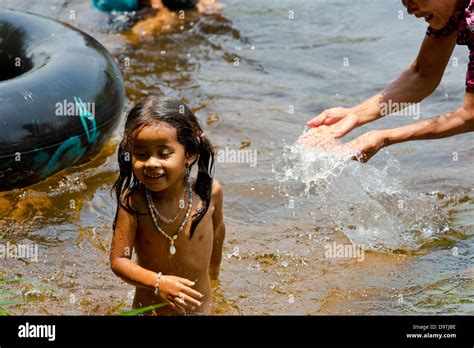 Kleines Mädchen Beim Baden Im Fluss Teuk Chhou Stromschnellen In Der Provinz Kampot Kambodscha