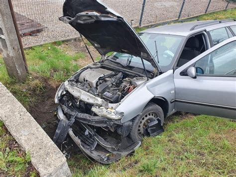Krzeszowice Wypadek na drodze krajowej Samochód uderzył w betonowy