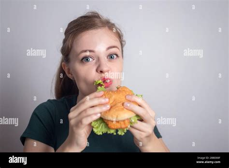 Jeune fille mangeant un sandwich Banque de photographies et dimages à